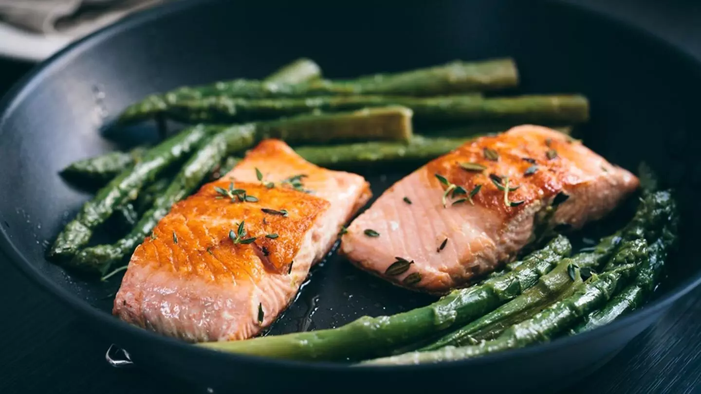 pitsa ea salmon le asparagus