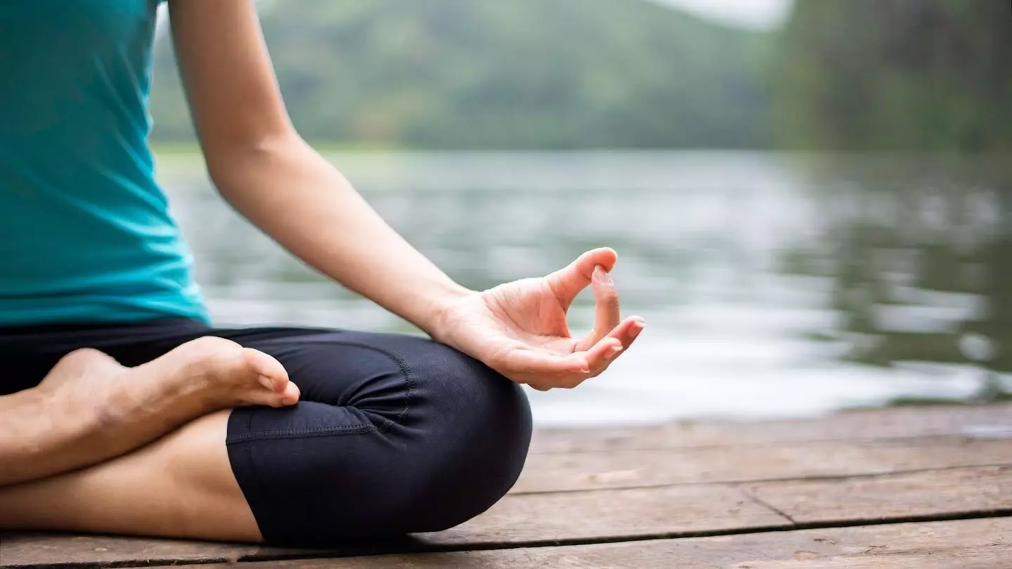 một người phụ nữ tập yoga