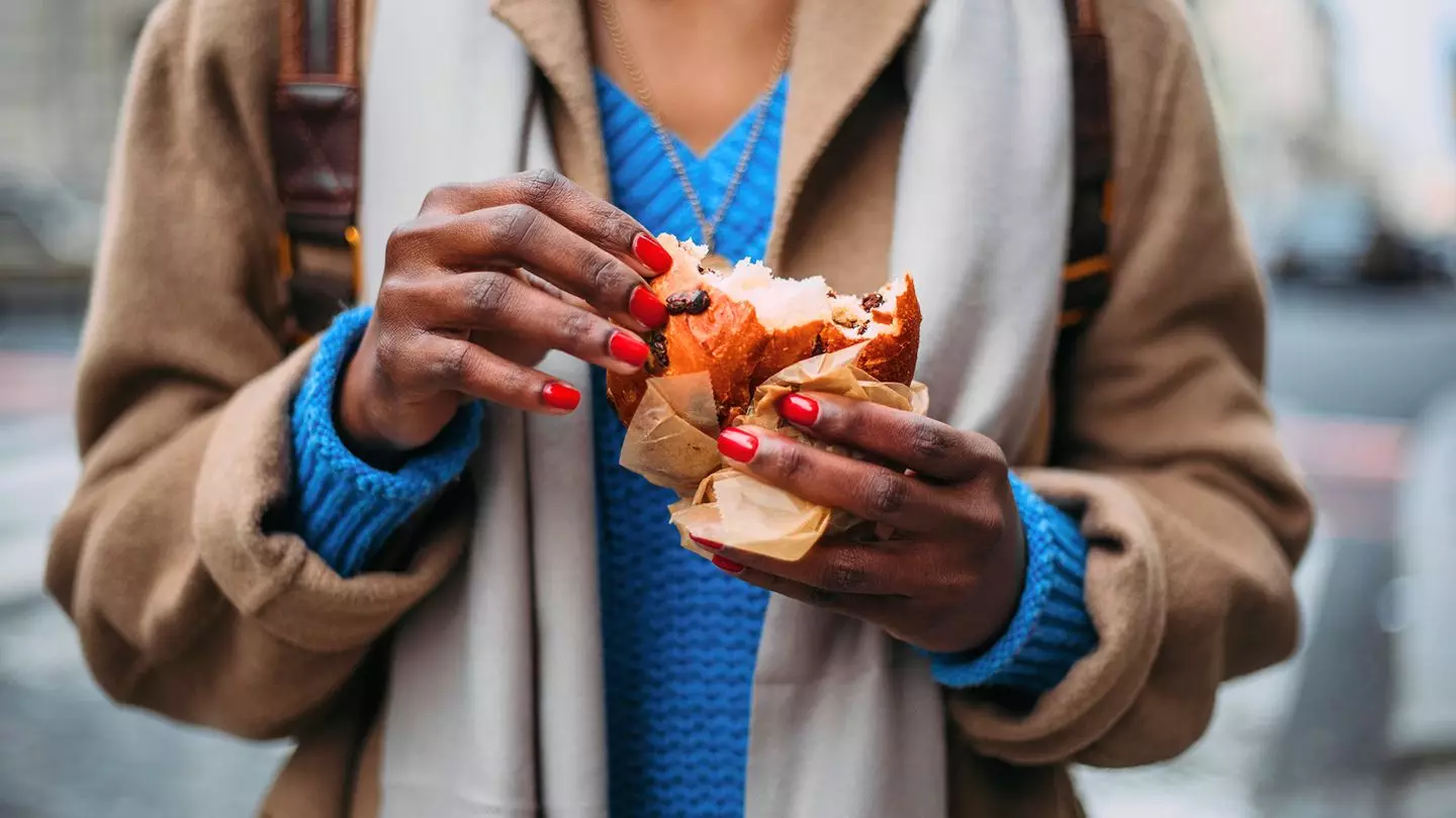 mulher comendo comida inflamatória