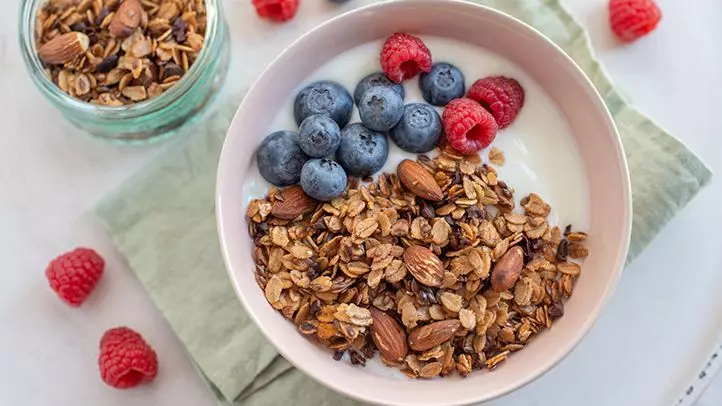 miska jogurtu z jagodami i muesli