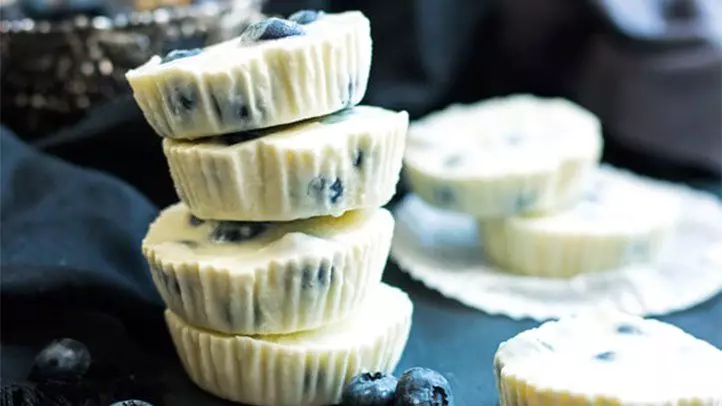 Bouchées glacées de yogourt grec aux bleuets