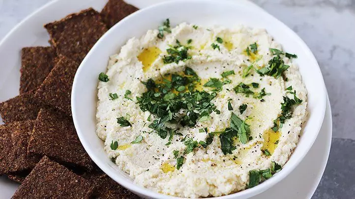 Hummus de coliflor con galletas Harissa