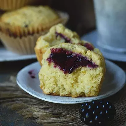 Muffins bajos en carbohidratos de harina de almendras y limón rellenos de moras