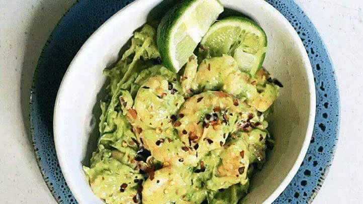 Nouilles de courgettes au pesto de crevettes à l'avocat