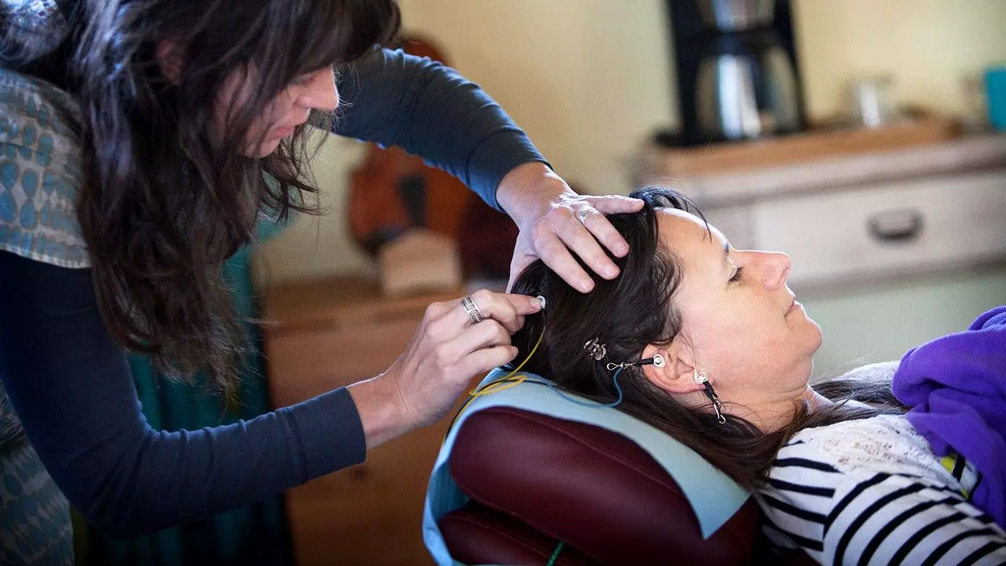 uma mulher com artrite reumatóide recebendo terapia de biofeedback