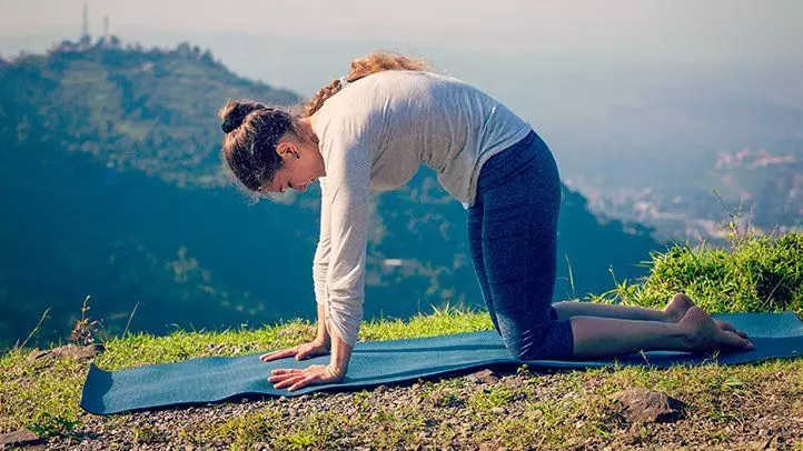 een vrouw die yoga doet om constipatie te verlichten