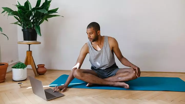 IBD hassalary üçin onlaýn ýoga we meditasiýa sapaklary