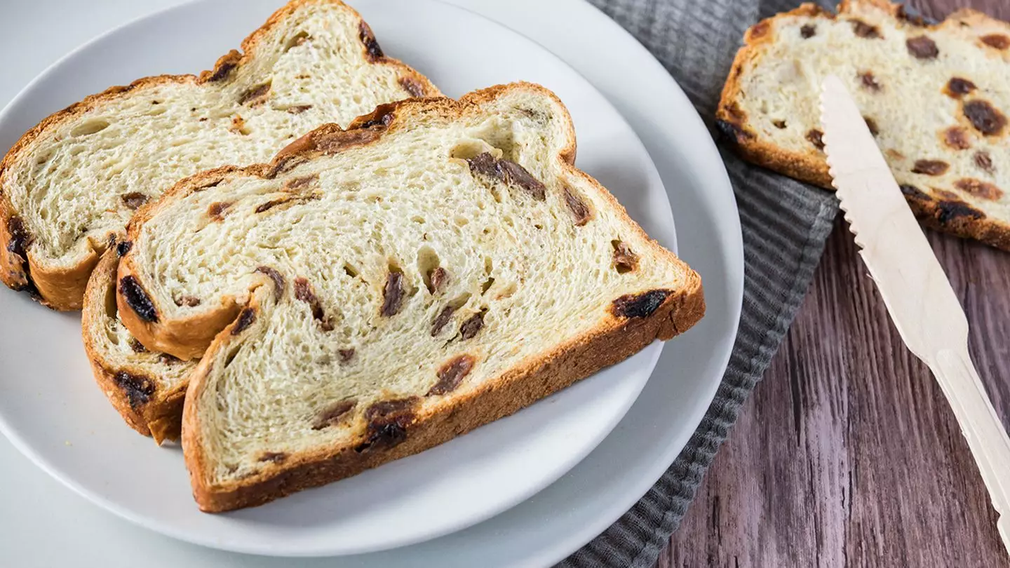 pane all'uvetta sul piatto coltello tovagliolo