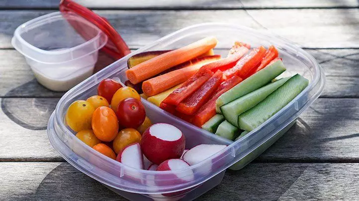 Crudités dhe salcë fermash me pak yndyrë, rostiçeri me 100 kalori