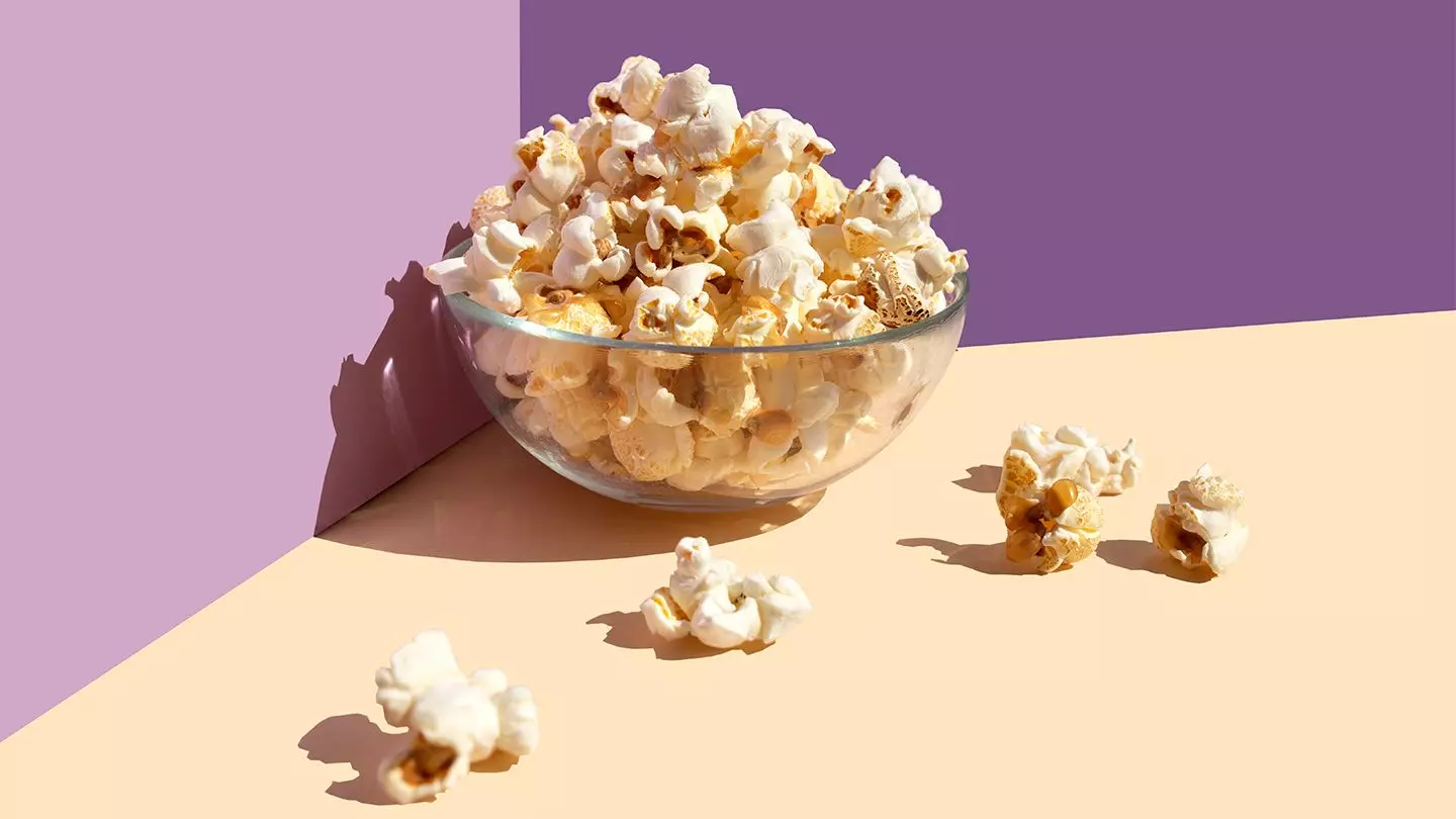 miska popcorn fialové pozadí abstraktní