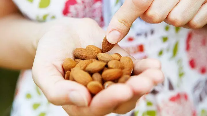 Ozi ɗaya na Almonds, abun ciye-ciye mai kalori 100