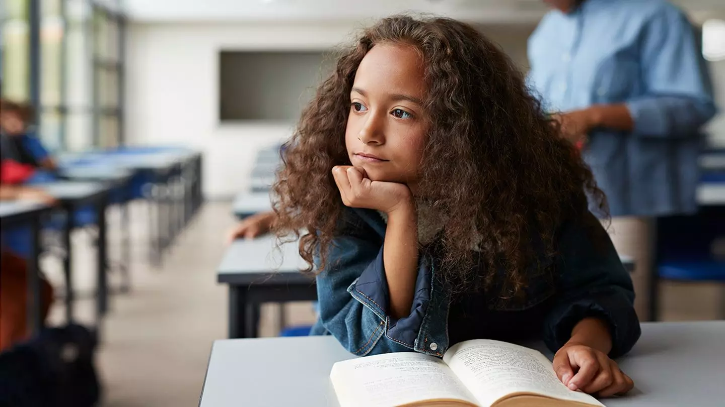 Bealaí chun Cabhrú le Leanaí a bhfuil ADHD orthu ar Scoil