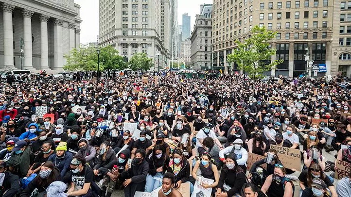 Bantah Orang Ramai dan Risiko Coronavirus