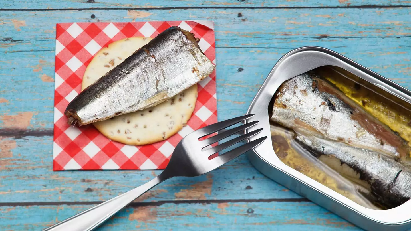 Iach-Byrbryd-Syniadau-ar gyfer-Arthritis-Rhewmatoid-05-fitamin-d-sardines-1440x810