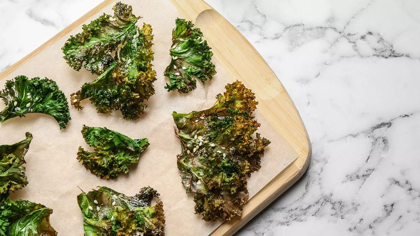 Healthy-Snack-Ideas-for-Rhumatoid-Arthritis-07-kale-chips-1440x810