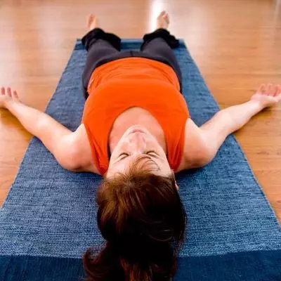 Savasana Iyatọ: Ipilẹ Isinmi Iduro