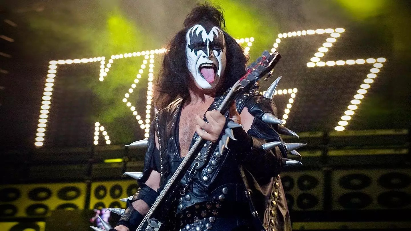 Si Gene Simmons, bass player para sa Kiss, nagkinahanglan og atrial fibrillation treatment nga gitawag og cardioversion.