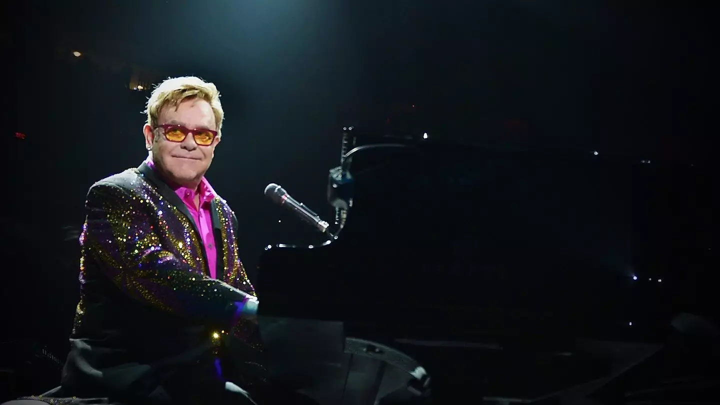 Sir Elton John het in 1999 'n pasaangeër ontvang nadat toetse 'n onreëlmatige hartklop getoon het.