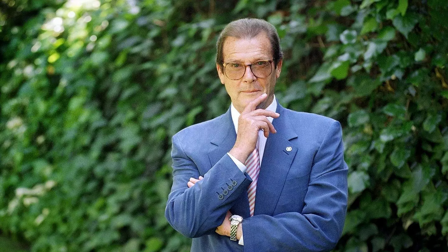 007 Aktorius seras Rogeris Moore'as gavo širdies stimuliatorių dėl neįprastai lėto širdies ritmo.