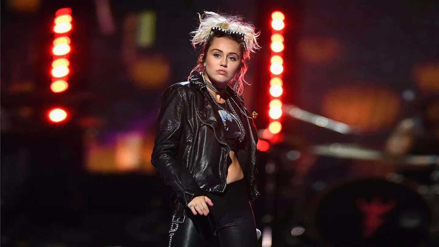 Na talanoa Miley Cyrus e uiga i lona suʻesuʻeina o le tachycardia i lana talaaga.