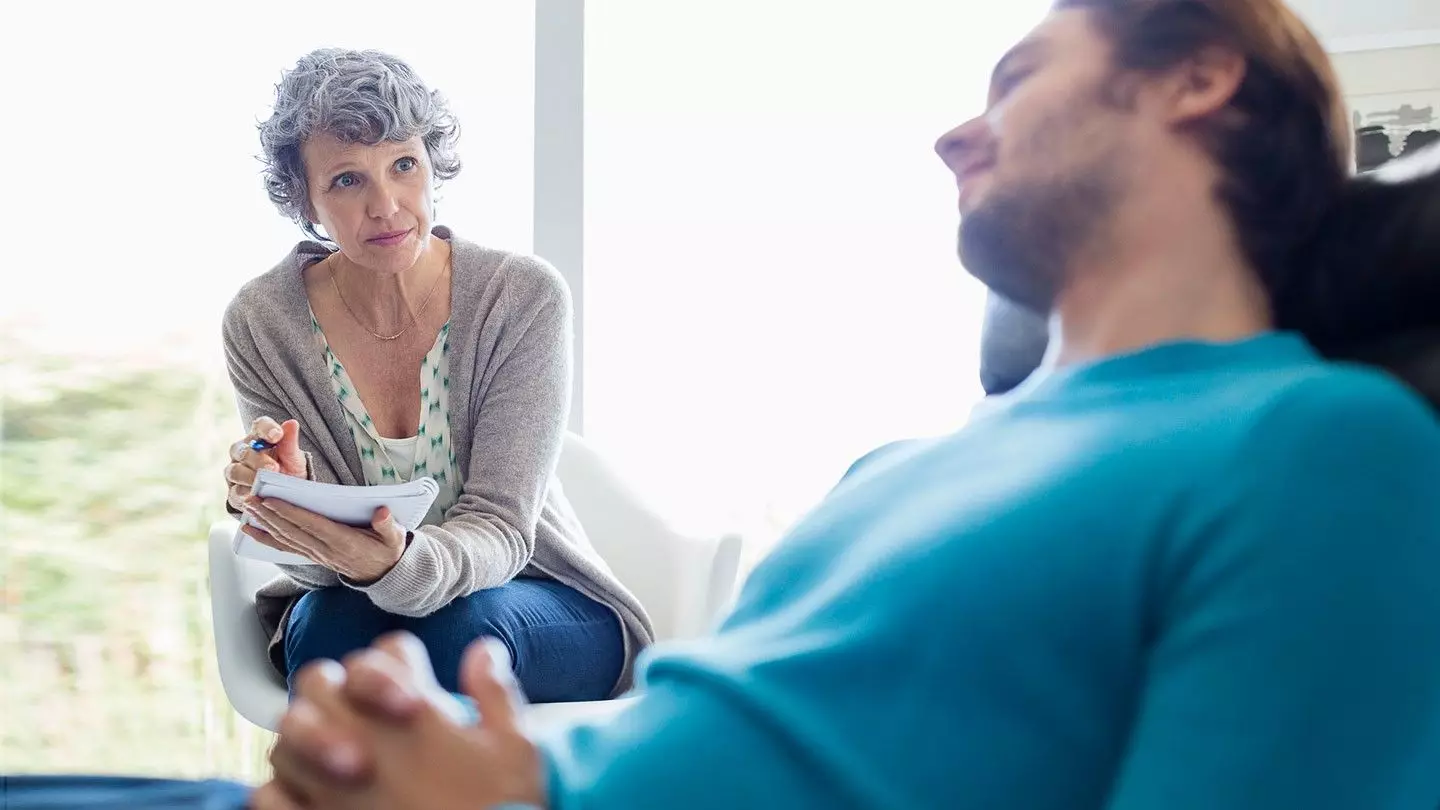 Mann mat Crohn an engem Stull leeën a mat engem Gesondheetspsycholog schwätzt