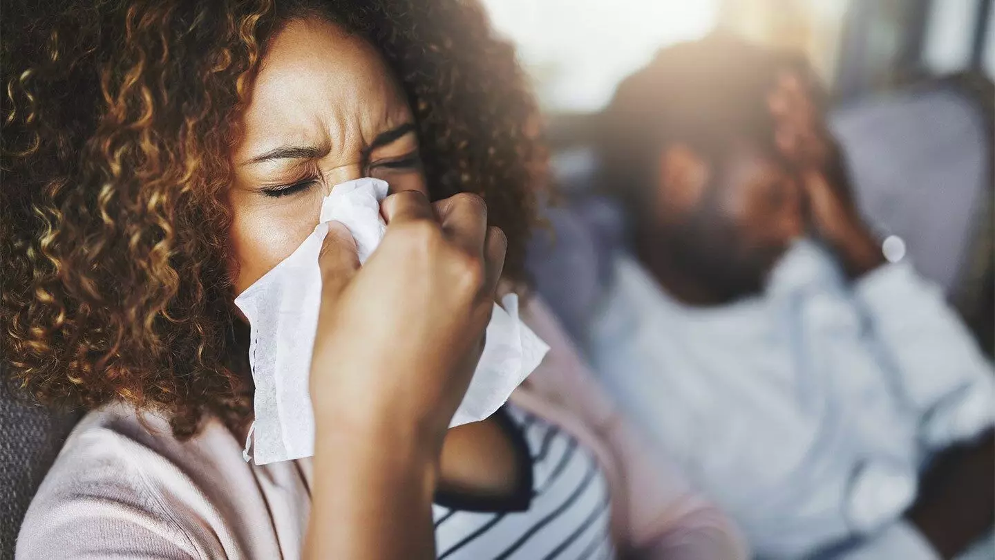 ibhinqa elivuthela impumlo ngenxa ye-allergies