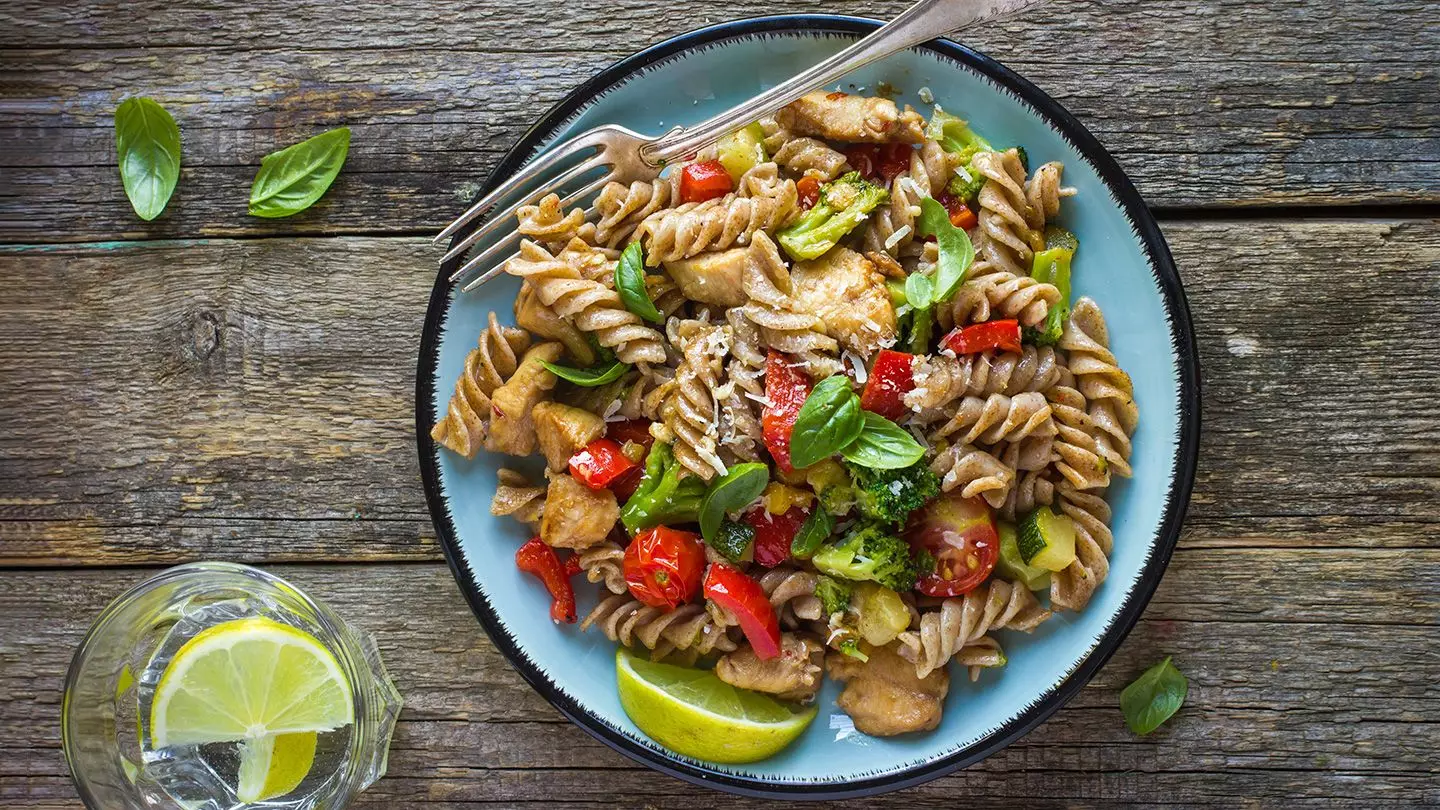 Whole wheat pasta na may manok at gulay