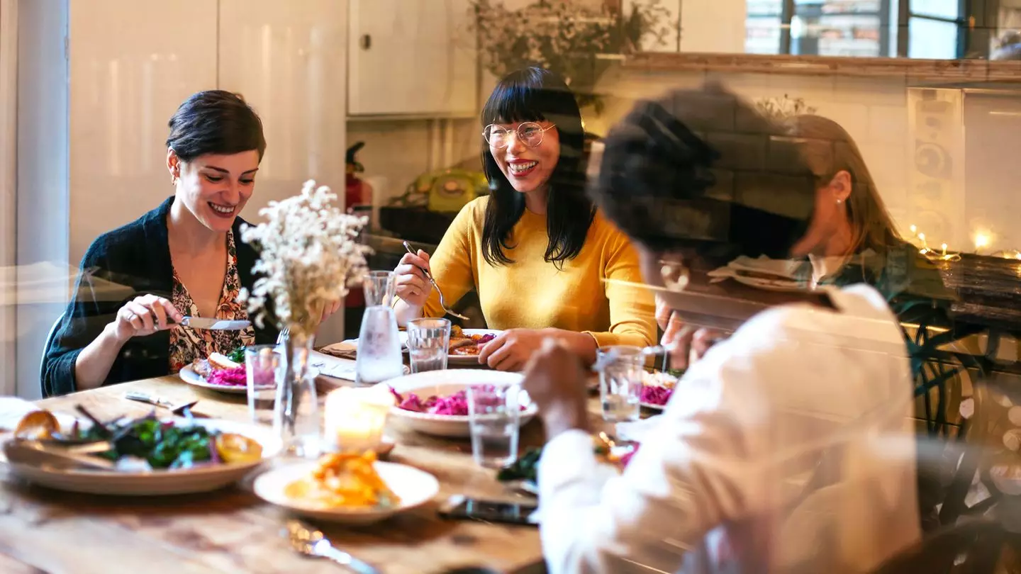 vroue eet saam aan tafel en vier fees