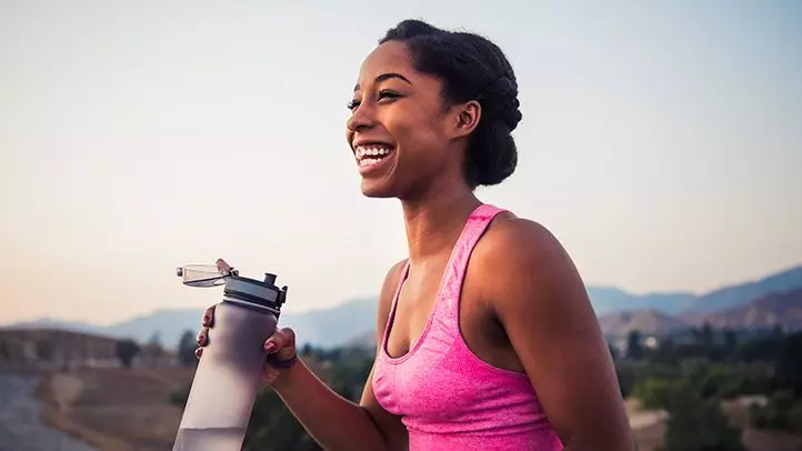 mulher, exercício, hidratação, feliz, estresse, sem estresse, crohns, doença de crohn