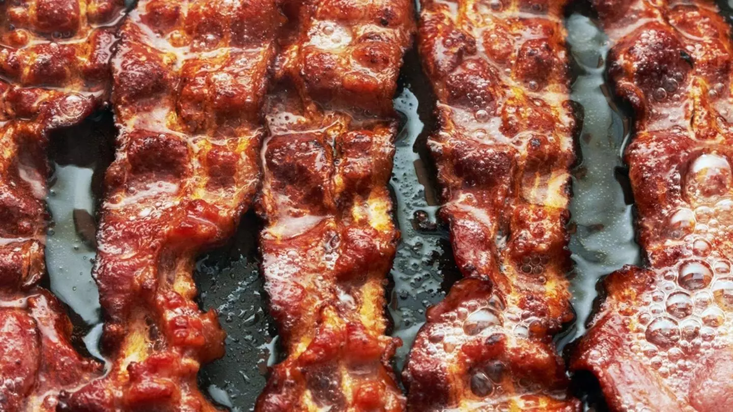 bacon, goştên çêkirî yên ku dibe sedema serêşê