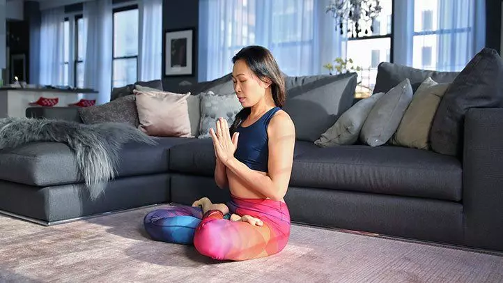 Menopauzaga chalingan ayol yoga bilan shug'ullanadi