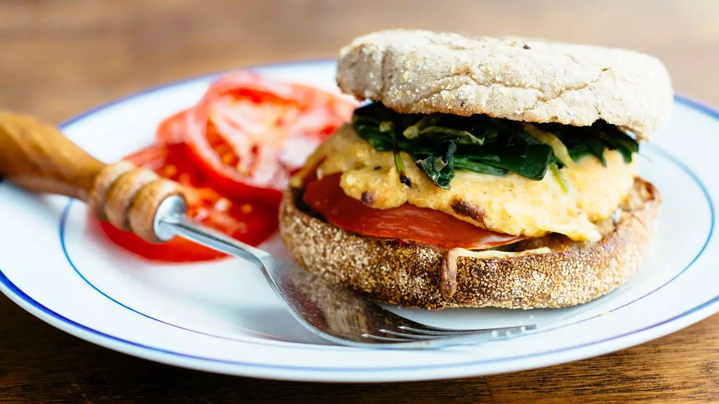 Healthier-Breakfast-Sandwich whole wheat english muffin amaqandad isipinashi utamatisi