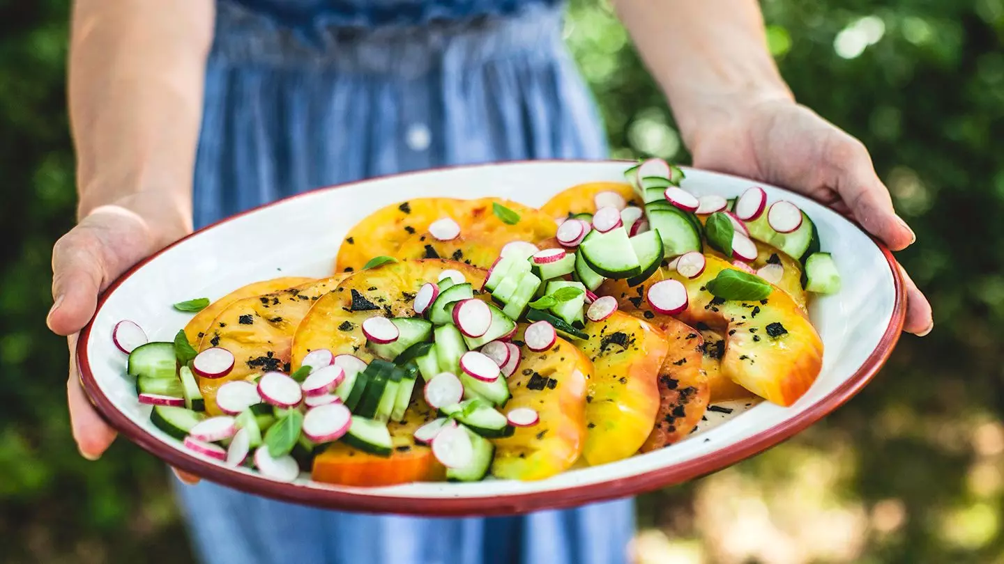 salada de tomate da herança amarela rabanetes pepinos ervas