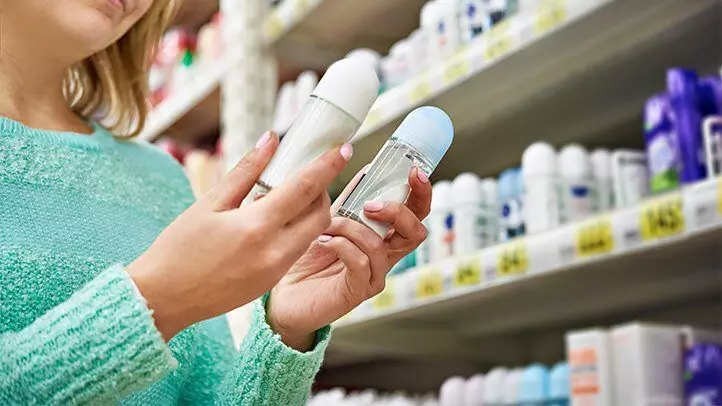 una donna che prende il deodorante