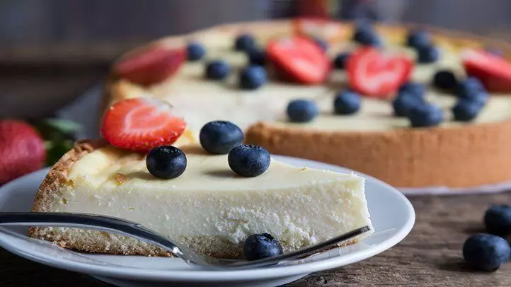 një fetë cheesecake me fruta