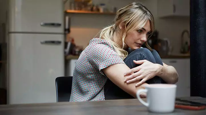 een vrouw die zich geïsoleerd en alleen voelt