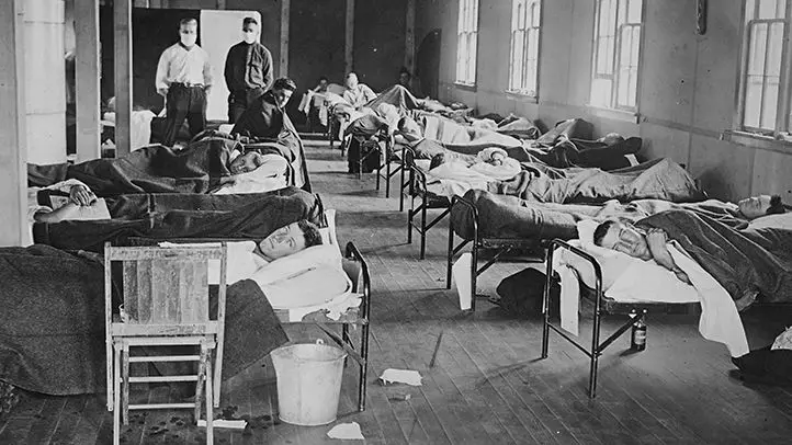 Vido de viktimoj de la hispanaj gripkazoj kiam ili kuŝas en bidoj en kazerna hospitalo sur la kampuso de Colorado Agricultural College, Fort Collins, Kolorado, 1918.