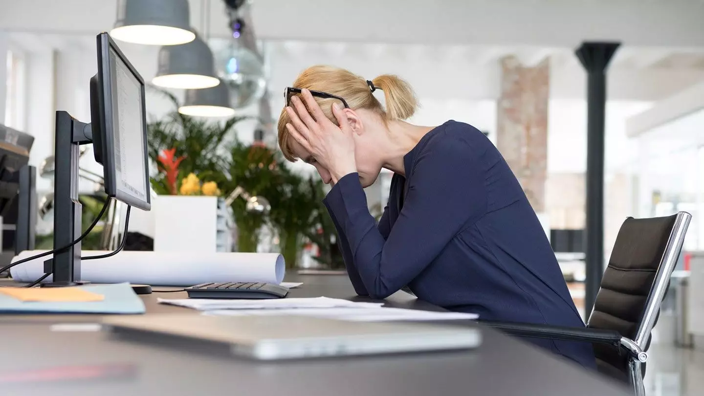 une femme qui a l'air stressée au travail