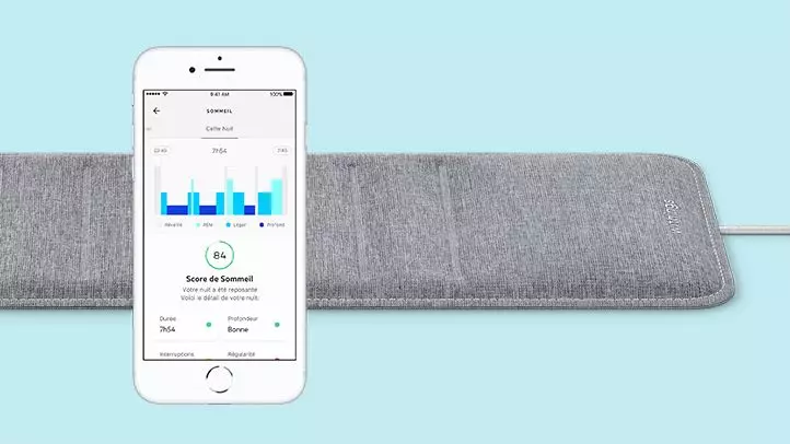 Withings sleep mate mat dan ponsel pintar dengan aplikasi terbuka di layar