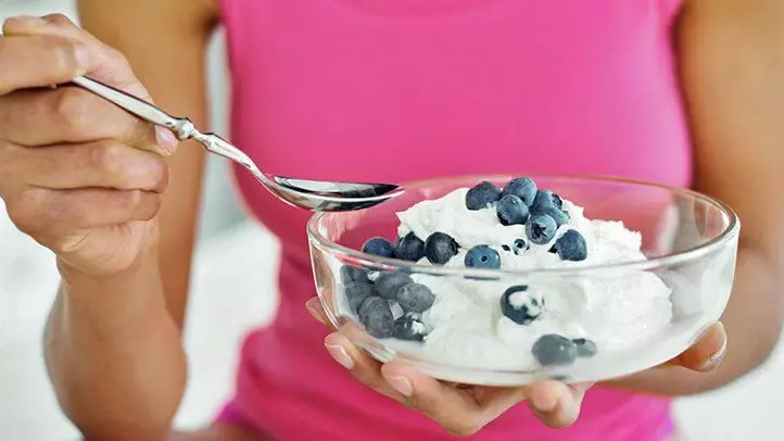 onye na-eri yogọt na blueberries